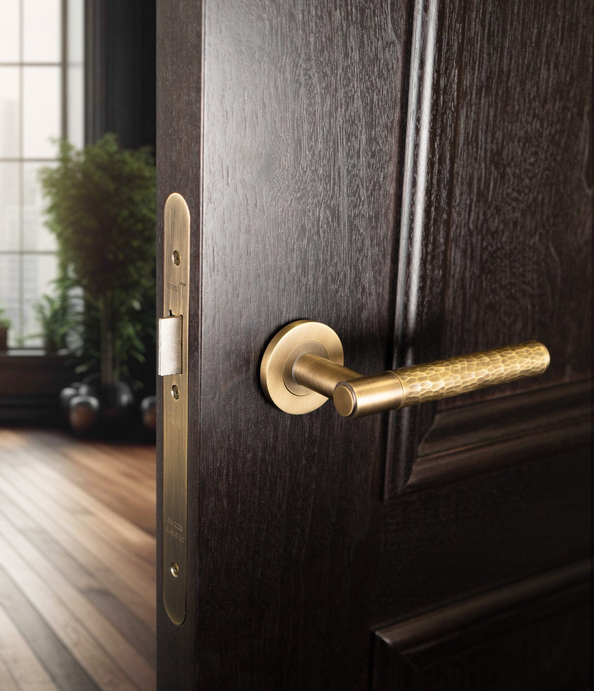 Spitfire Hammered | Dørhåndtag i Antik Messing | FINICC